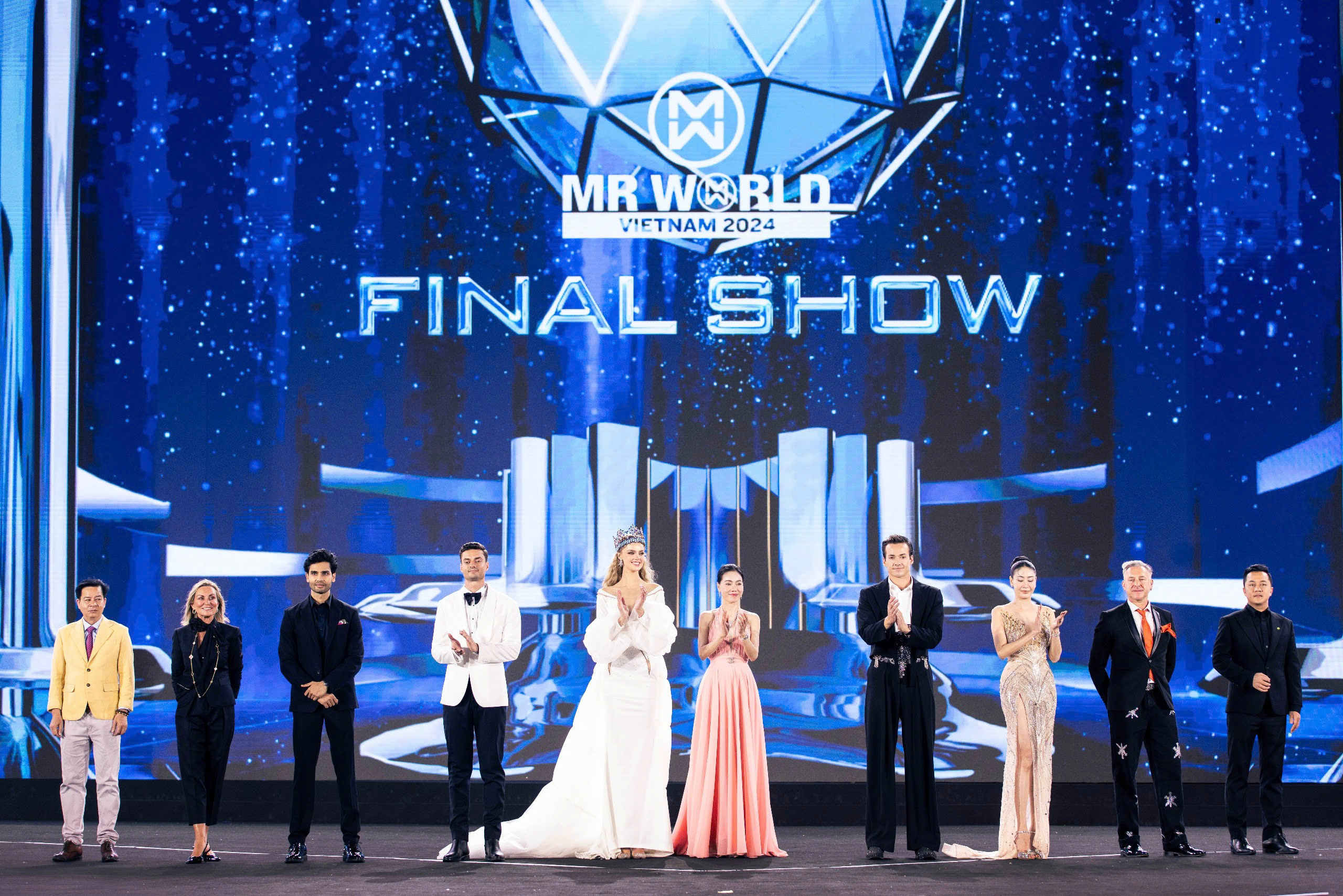 Nhìn lại những khoảnh khắc ấn tượng của đêm Chung kết Mr World 2024