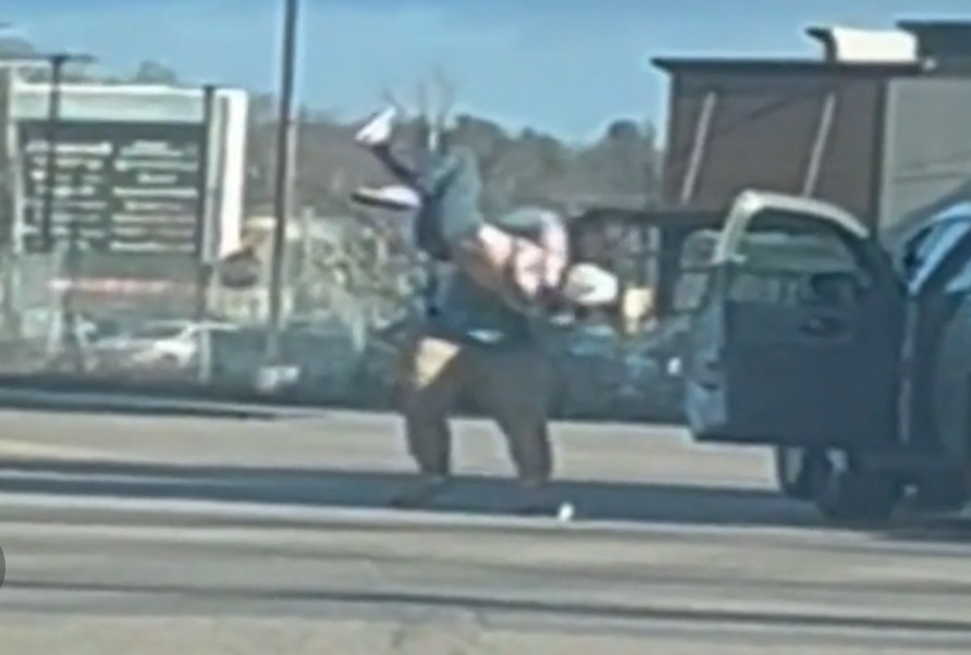 Va chạm nhẹ, gã côn đồ tấn công người phụ nữ giữa phố