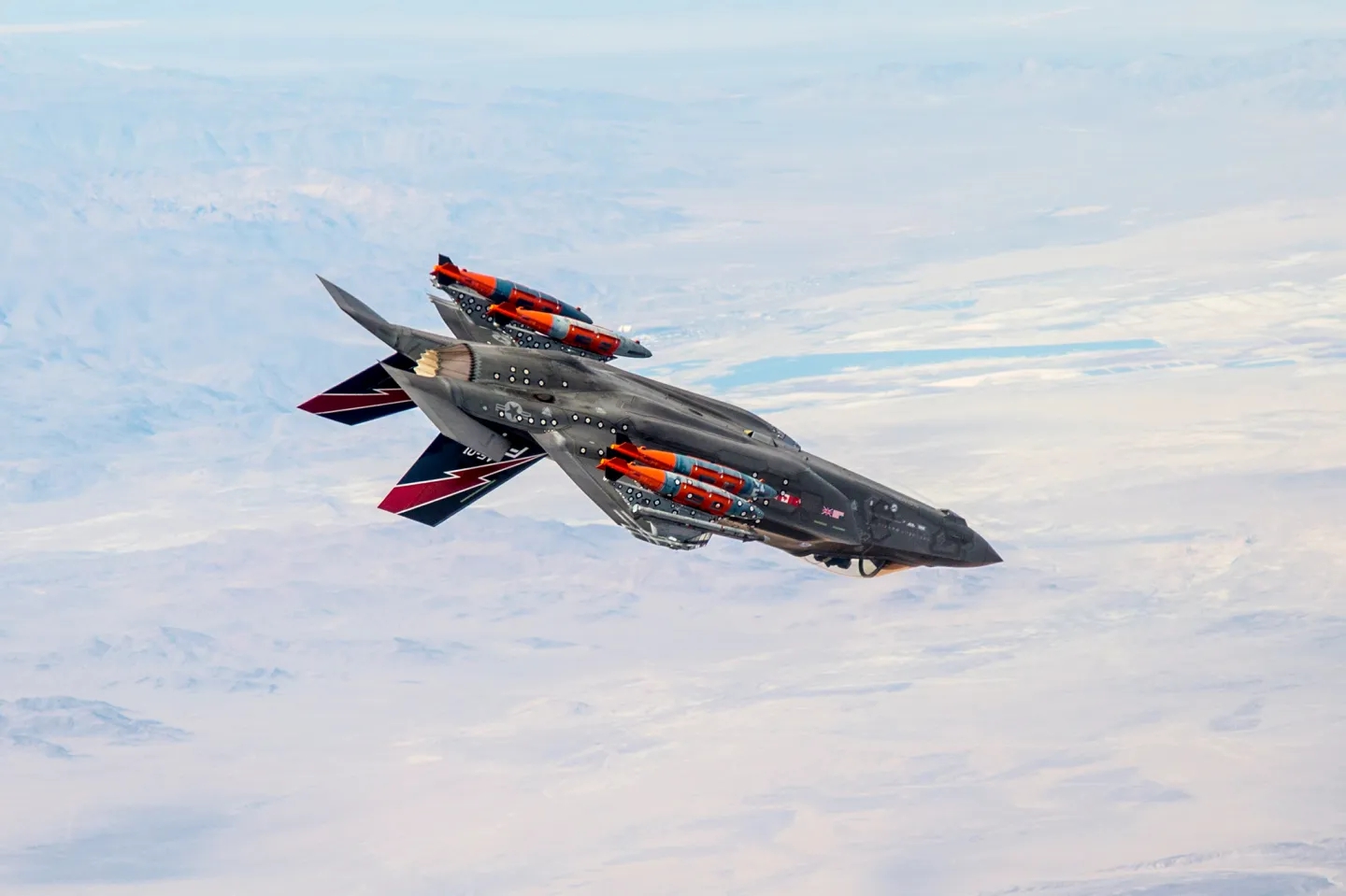Khi bật “chế độ chiến thần”, tiêm kích tàng hình F-35 mạnh đến đáng sợ