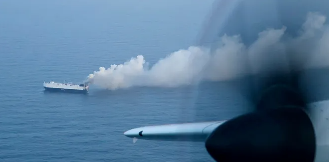 Con tàu chở 3.000 xe hơi bị bỏ trôi dạt giữa Thái Bình Dương bây giờ ra ...