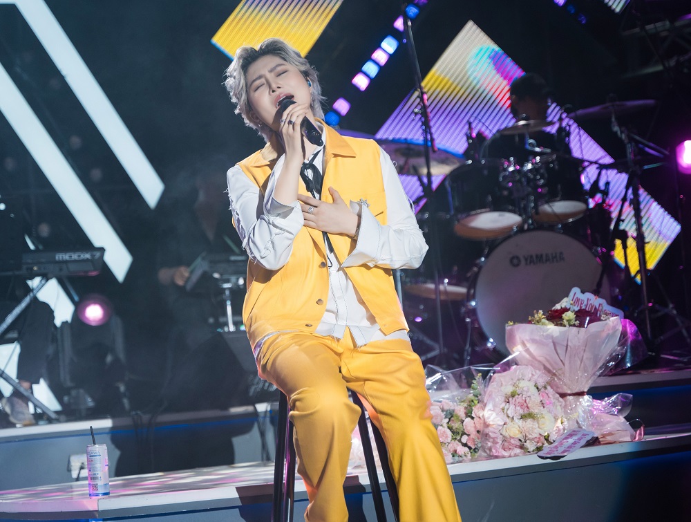 Vicky Nhung bất ngờ nhận món quà khó quên từ khán giả