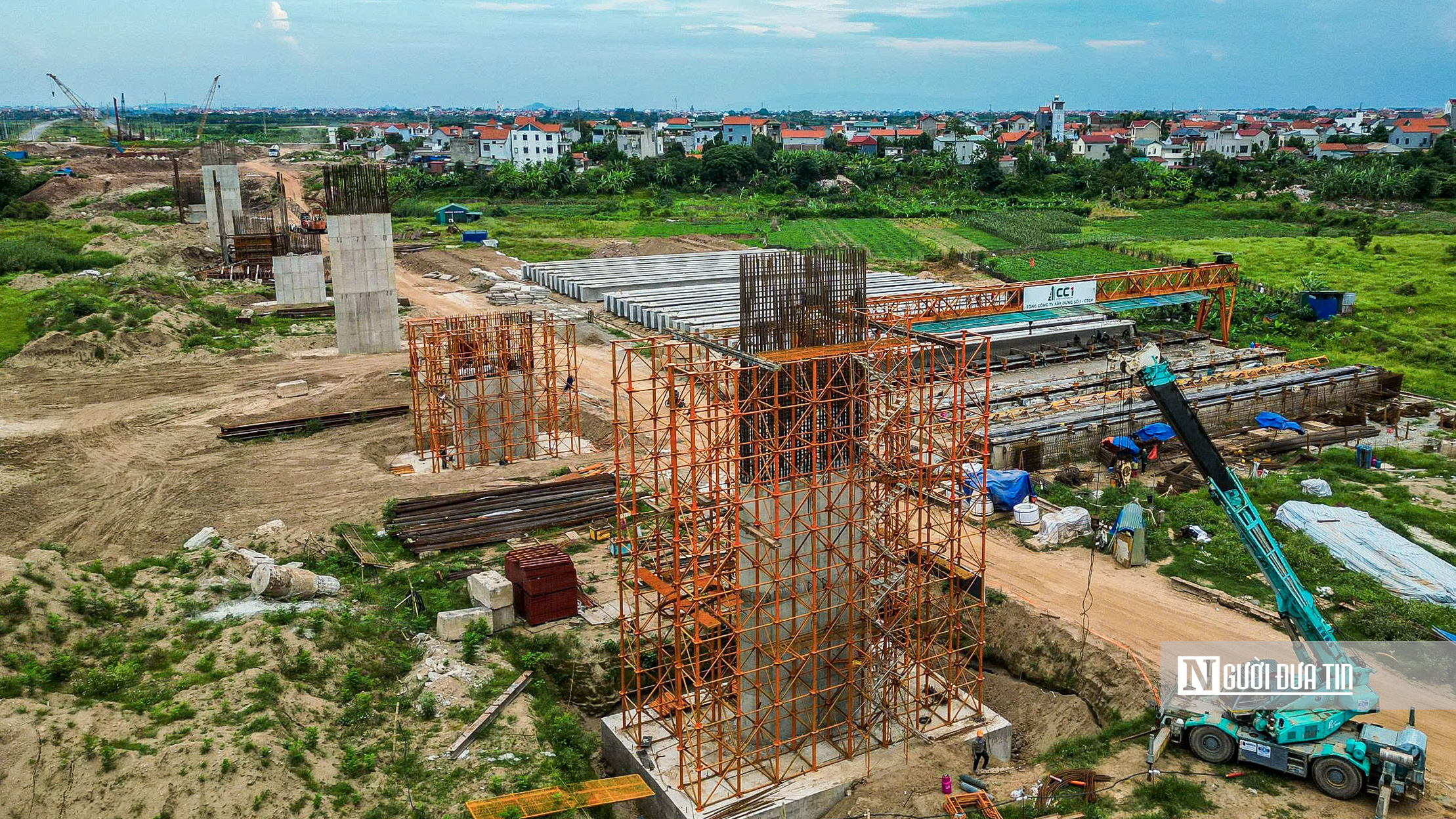 Hà Nội: Cận cảnh loạt trụ cầu vượt sông Hồng lộ diện