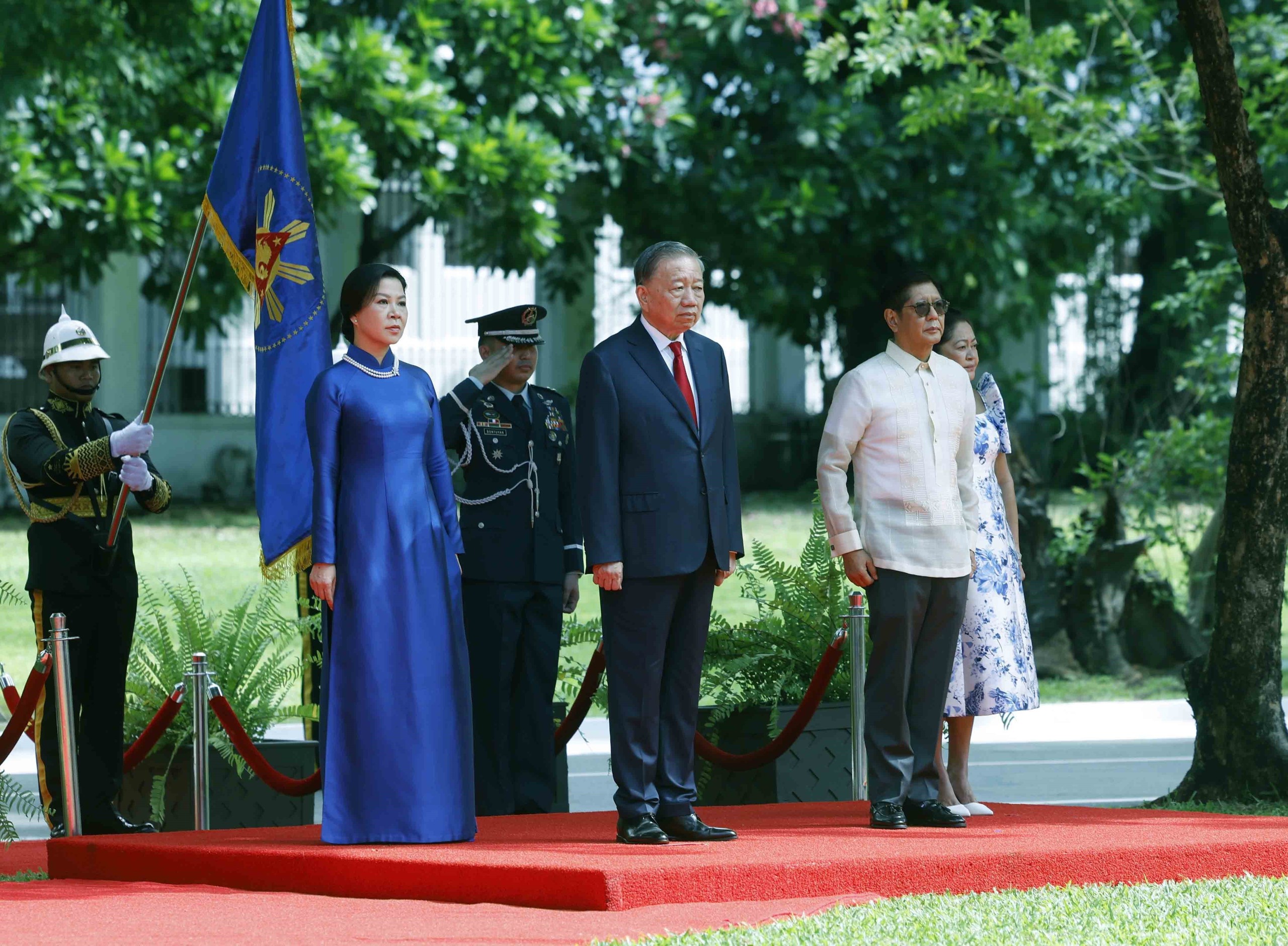 Tổng thống Philippines tự lái xe điện chở Tổng Bí thư, Chủ tịch nước Tô ...