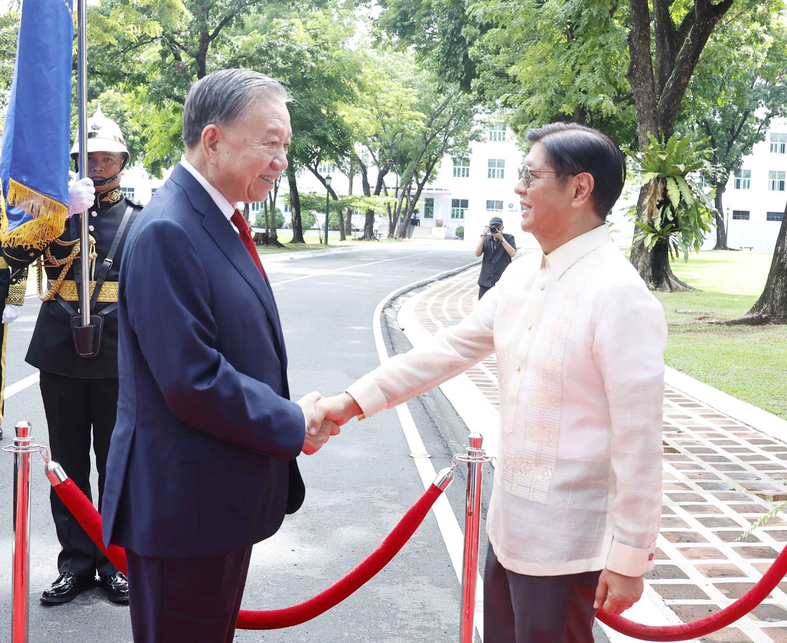 Tổng thống Philippines tự lái xe điện chở Tổng Bí thư, Chủ tịch nước Tô ...