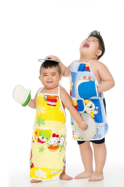 Bảo mẫu Hoài Linh chăm sóc 'người hùng tý hon' Ku Tin