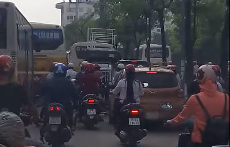 Clip: Xe buýt leo lên vỉa hè để tránh tắc