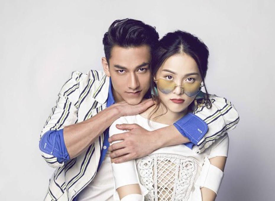 Isaac (365) bị hôn tới tấp trong loạt ảnh tình nhân