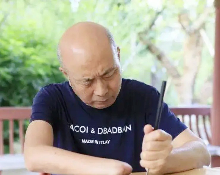 Từ người ăn mày một tay đến chủ doanh nghiệp tiền tỷ