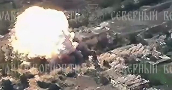 Khoảnh khắc bom nhiệt áp ODAB-1500 của Nga tấn công chính xác điểm tập trung quân Ukraine