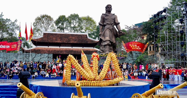 Hàng nghìn người đổ về Lễ hội Gò Đống Đa 2025