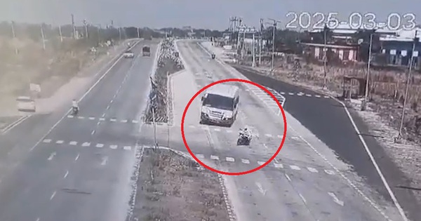 Đánh lái tránh xe máy, xe buýt chở 42 người lật nghiêng trên cao tốc