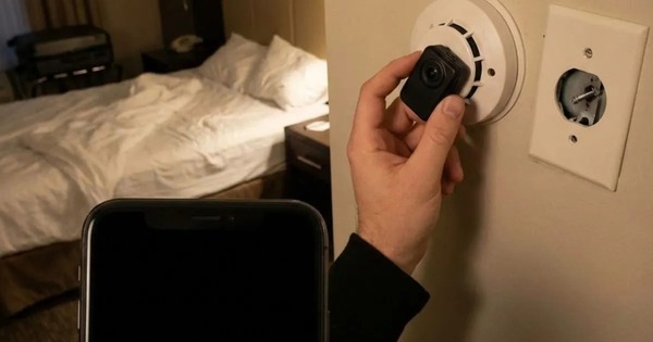 Cặp đôi sốc nặng khi phát hiện camera quay lén trong phòng khách sạn