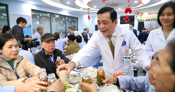 Ấm lòng bữa cơm tất niên tại Bệnh viện K: Trao yêu thương tới bệnh nhân ...