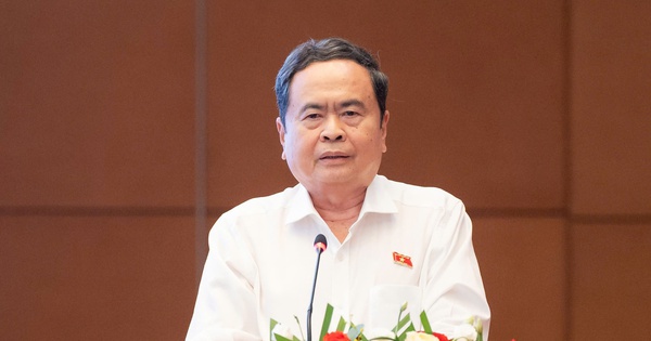Chuyển mạnh từ "bị động chạy theo thực tiễn" sang "chủ động dẫn dắt lập ...