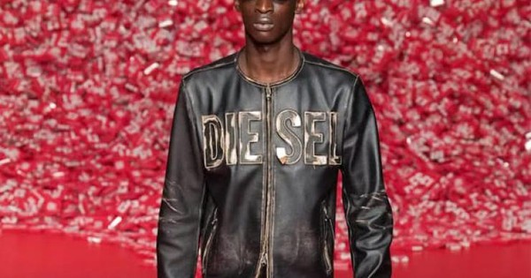 Diesel FW23 ấn tượng với chủ đề an toàn tình dục