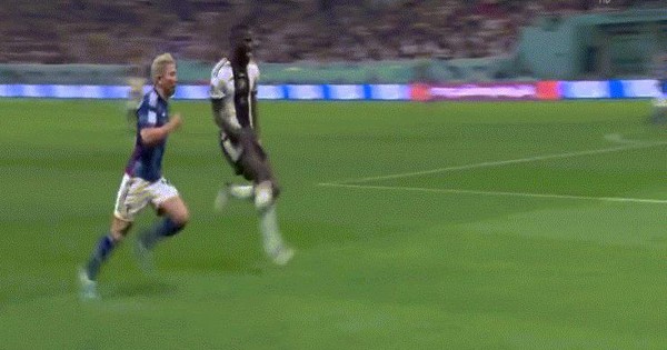 Hậu vệ tuyển Đức Rudiger bị oan vụ "chạy xem thường" cầu thủ Nhật Bản?