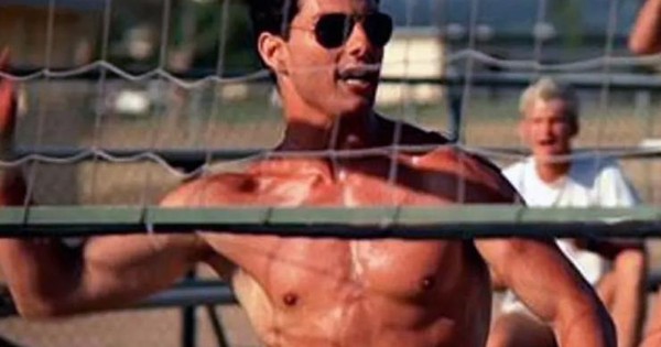 Tom Curies tuổi 60 vẫn có thể nhảy dù 500 lần nhờ chế độ ăn, tập đặc biệt