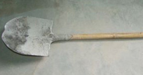 Dùng xẻng đánh người tình của mẹ, thanh niên 17 tuổi bị truy tố