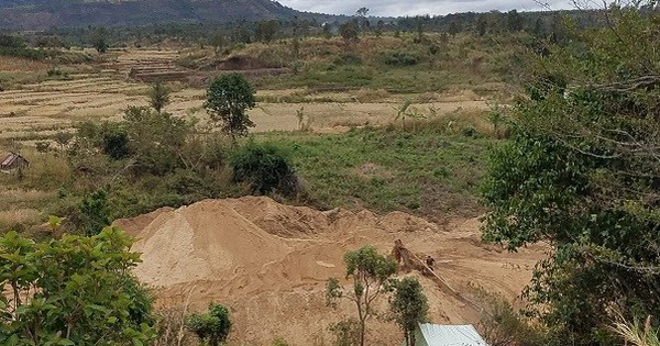 Đột nhập bãi khai thác cát lậu "khủng" tại huyện Mang Yang