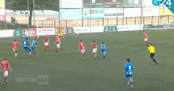 Clip: Đồng đội vấp chân nhau té ngã và quyết định kỳ lạ của trọng tài