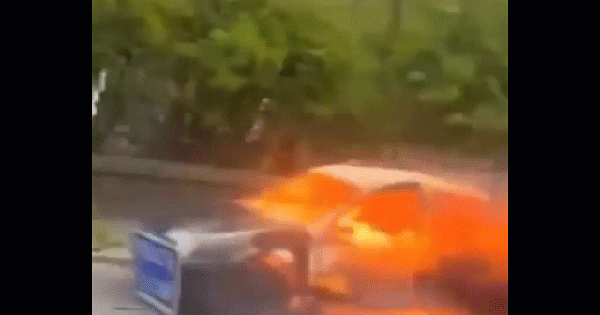 Clip: Ô tô bốc cháy ngùn ngụt, tự di chuyển rồi đâm vào xe buýt