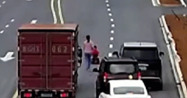 Clip: Đôi vợ chồng dừng xe tải, cứu mạng bé trai lao ra giữa đường