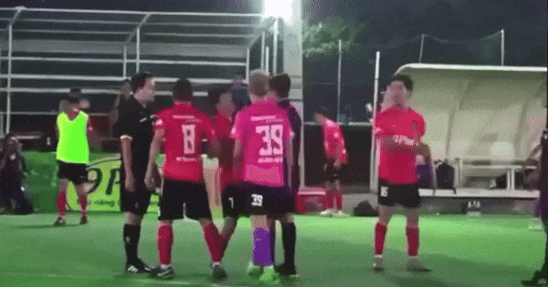 Clip: Trọng tài VFF bị cầu thủ đấm gục trên sân phủi