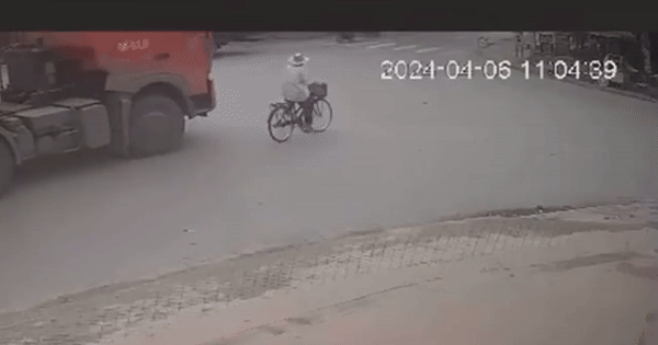 Clip: Khoảnh khắc cụ ông đi xe đạp bị xe đầu kéo cán trúng ở Bắc Giang