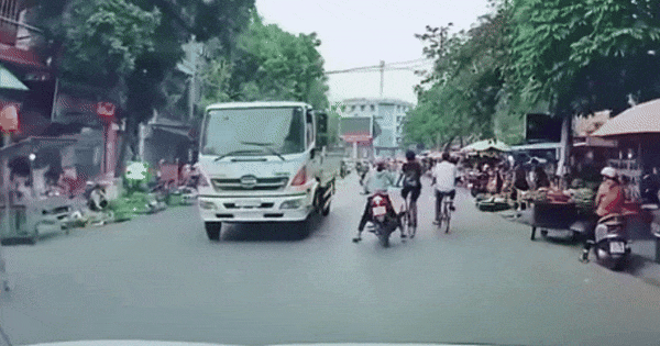 Clip: Ngã xuống đường, người phụ nữ suýt bị xe tải cán trúng