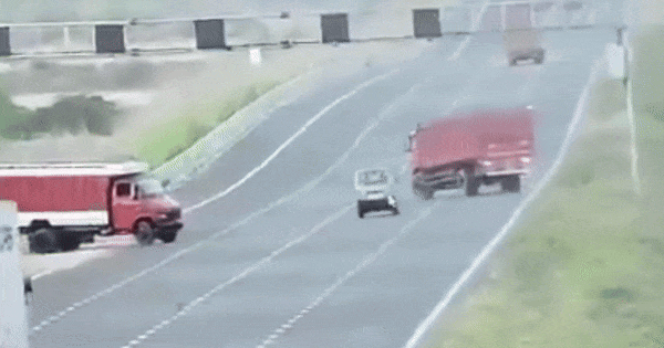 Clip: Ô tô tông vào xe tải quay đầu trên cao tốc khiến 6 người tử vong