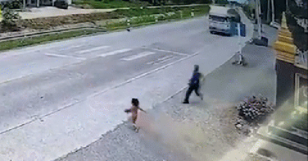 Người đàn ông cứu mạng bé gái đang lao ra giữa đường