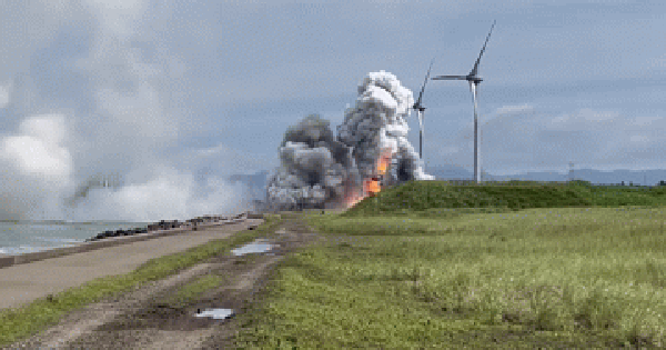 Clip: Động cơ tên lửa vũ trụ của Nhật nổ tung khi thử nghiệm