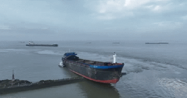 Clip: Tàu chở hàng khổng lồ mắc cạn trên sông Dương Tử ở Trung Quốc