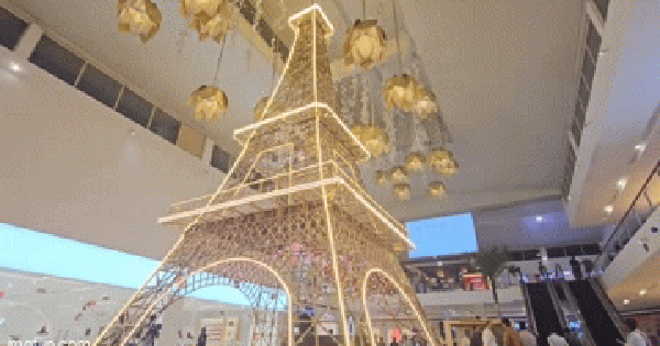 Mô hình tháp Eiffel khổng lồ thu hút du khách dịp Giáng Sinh ở Ấn Độ