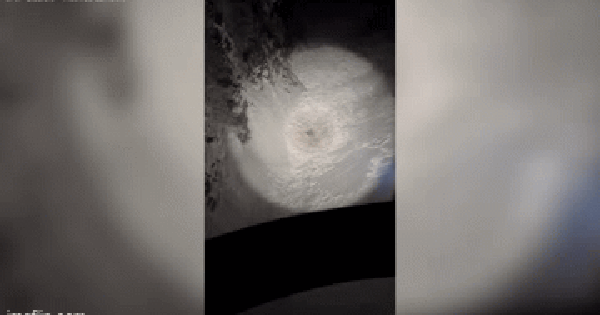 Khoảnh khắc kinh ngạc người đàn ông bị chôn vùi dưới tuyết