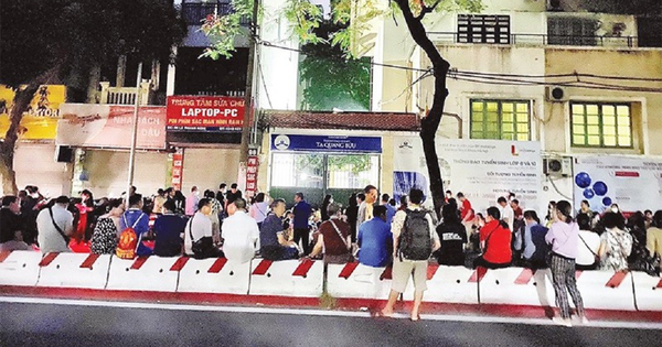 Nỗi niềm của phụ huynh khi xuyên đêm xếp hàng nộp hồ sơ vào lớp 10 cho con