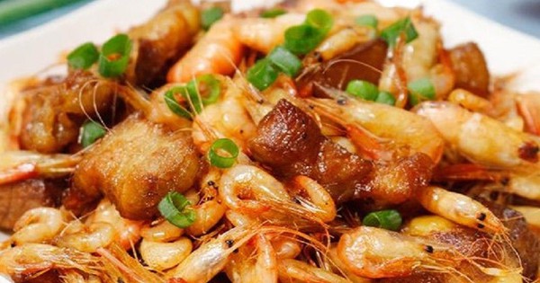 Món ngon cuối tuần: Tép đồng rang thịt ba chỉ cho ngày se lạnh