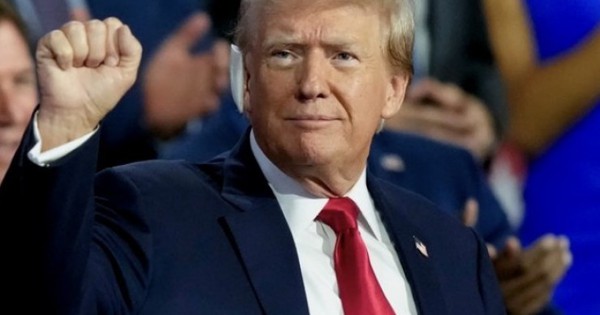 Ông Trump Xuất Hiện Lần đầu Sau Vụ ám Sát Hụt Băng Trắng Trên Tai Giơ
